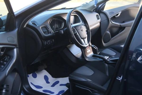 Volvo V40 2017 in Riga, with an engine capacity of 2.00 L and mileage of 0 thousand km for 9690 €, photo 7 on AUTOMOTO.COM.LV