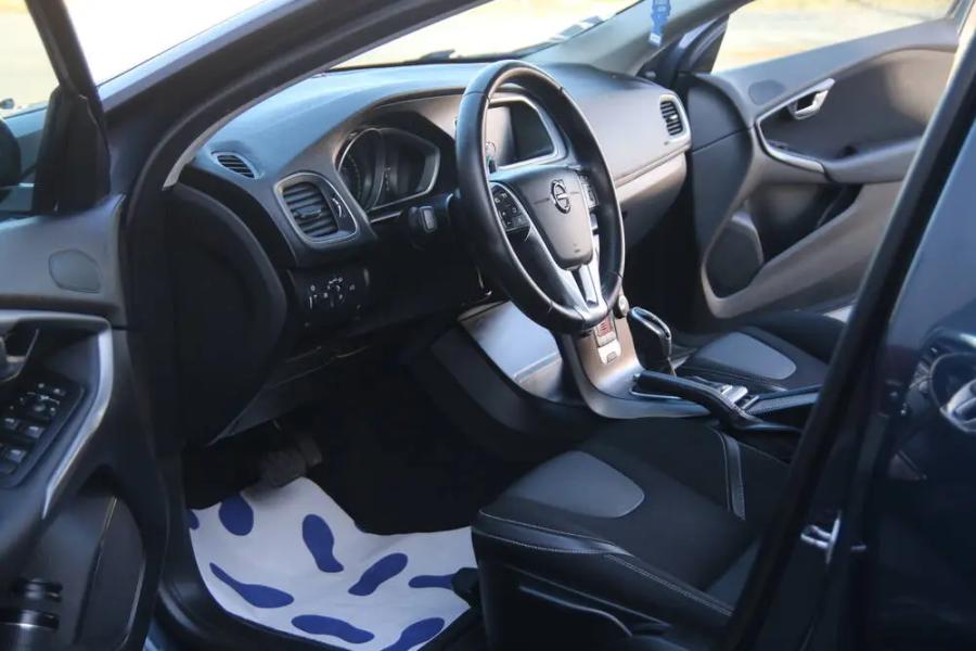 Volvo V40 2017 Rīga, ar dzinēja tilpumu 2.00 L un nobraukumu 0 tūkst. km par 9690 €, foto 8 vietnē AUTOMOTO.COM.LV