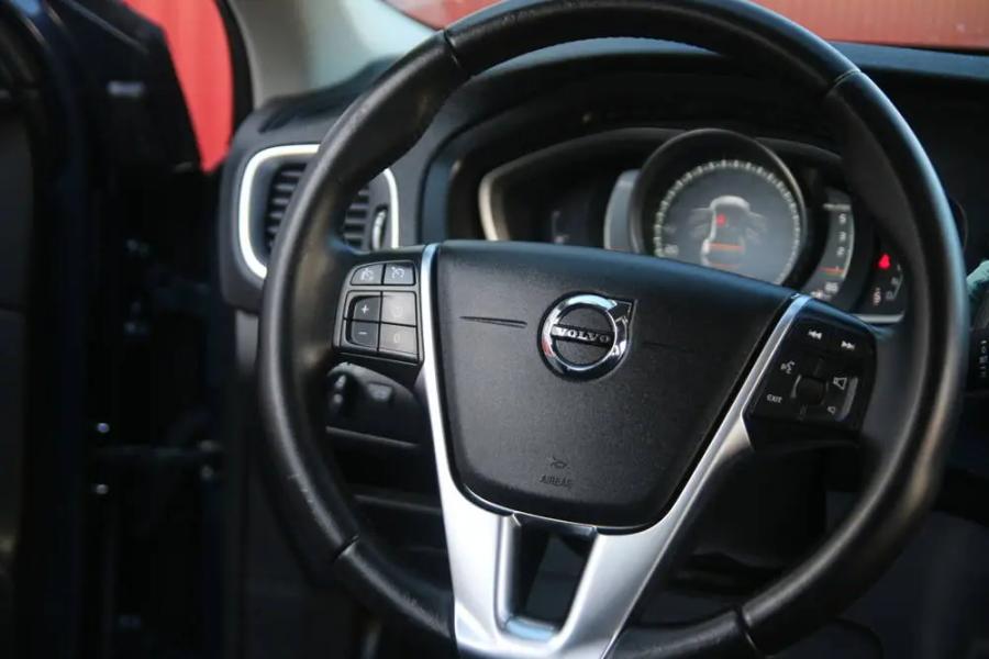 Volvo V40 2017 Rīga, ar dzinēja tilpumu 2.00 L un nobraukumu 0 tūkst. km par 9690 €, foto 11 vietnē AUTOMOTO.COM.LV