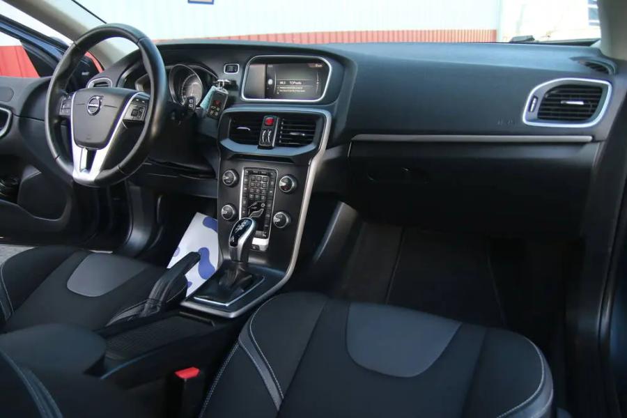 Volvo V40 2017 Rīga, ar dzinēja tilpumu 2.00 L un nobraukumu 0 tūkst. km par 9690 €, foto 12 vietnē AUTOMOTO.COM.LV