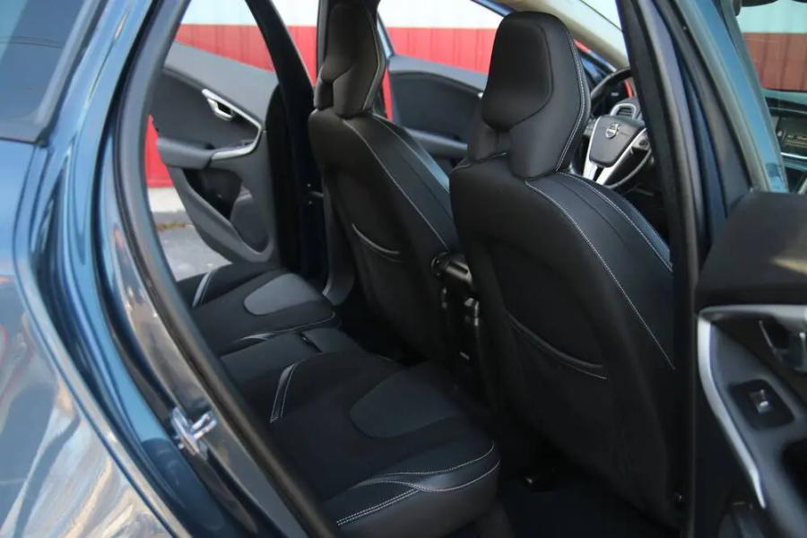 Volvo V40 2017 Rīga, ar dzinēja tilpumu 2.00 L un nobraukumu 0 tūkst. km par 9690 €, foto 15 vietnē AUTOMOTO.COM.LV