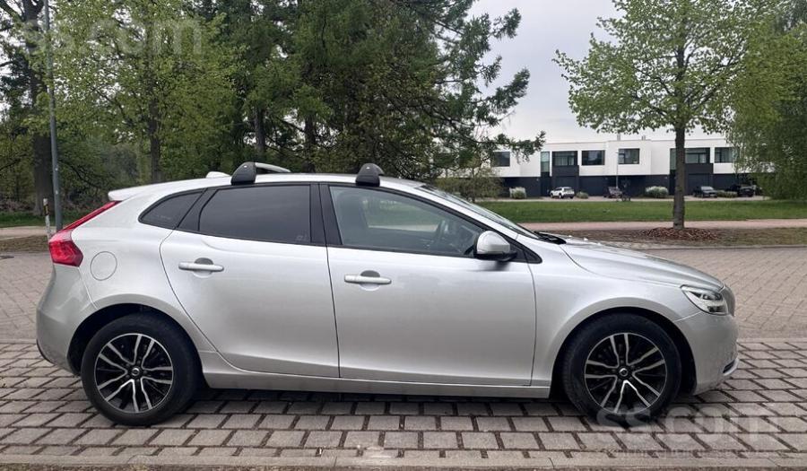 Volvo V40 2018 in Riga, with an engine capacity of 2.00 L and mileage of 175 thousand km for 9200 €, photo 4 on AUTOMOTO.COM.LV
