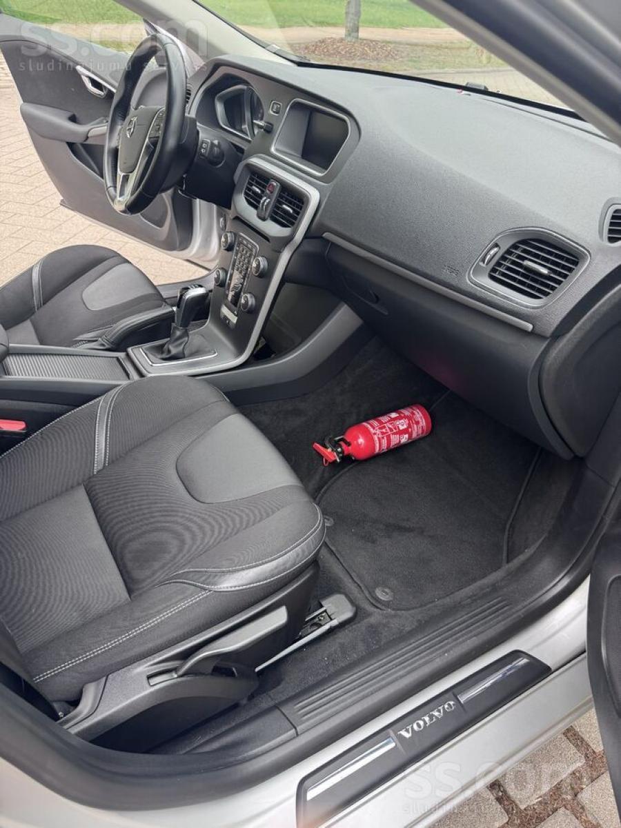 Volvo V40 2018 in Riga, with an engine capacity of 2.00 L and mileage of 175 thousand km for 9200 €, photo 8 on AUTOMOTO.COM.LV