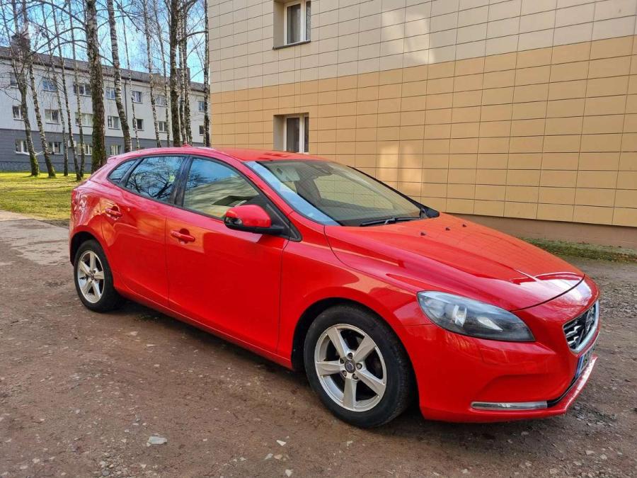 Orange Volvo V40 2013 in Taurage, with an engine capacity of 1.56 L and mileage of 170 thousand km for 2450 €, photo 1 on AUTOMOTO.COM.LV