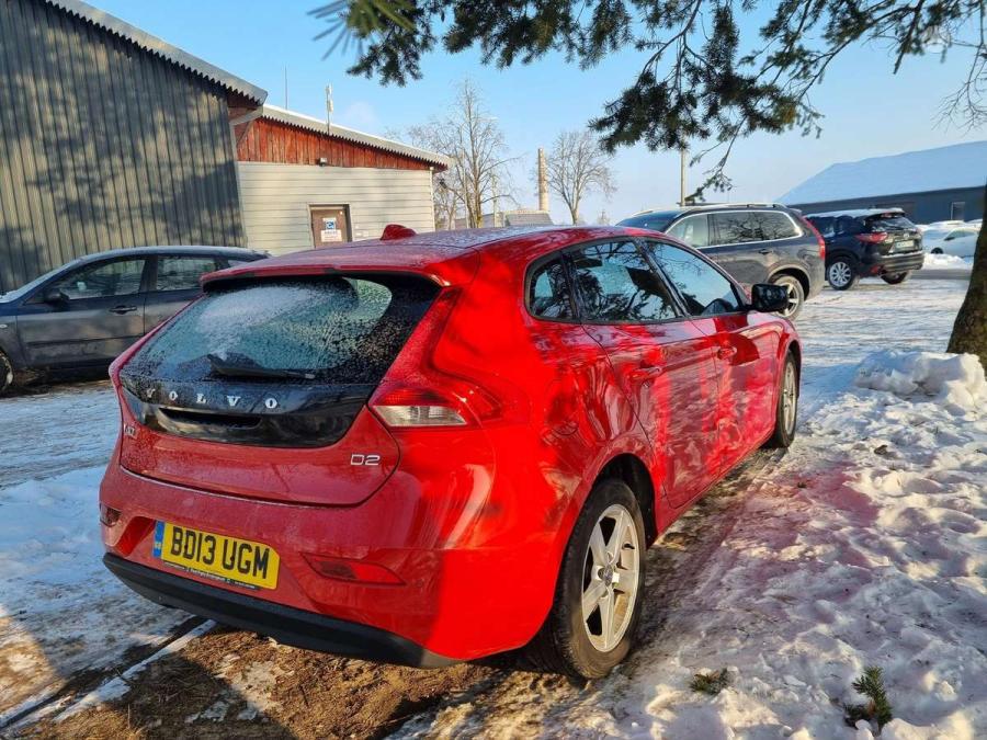 Orange Volvo V40 2013 in Taurage, with an engine capacity of 1.56 L and mileage of 170 thousand km for 2350 €, photo 6 on AUTOMOTO.COM.LV