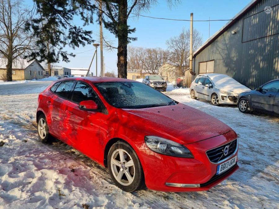 Orange Volvo V40 2013 in Taurage, with an engine capacity of 1.56 L and mileage of 170 thousand km for 2350 €, photo 7 on AUTOMOTO.COM.LV