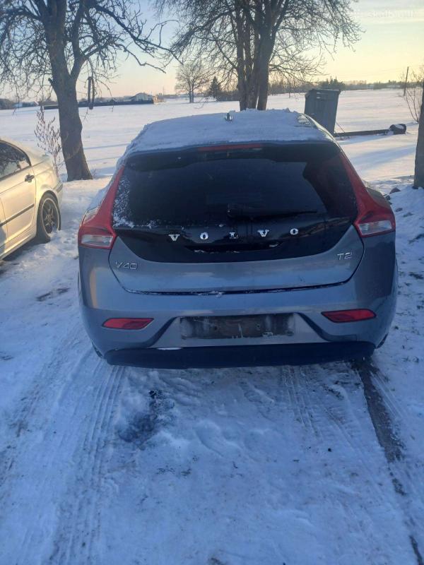 Volvo V40 2018 Alīta, ar dzinēja tilpumu 2.00 L un nobraukumu 100 tūkst. km par 111 €, foto 1 vietnē AUTOMOTO.COM.LV