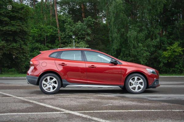Sarkans Volvo V40 2013 Elektrėnai, ar dzinēja tilpumu 1.98 L un nobraukumu 187 tūkst. km par 7850 €, foto 4 vietnē AUTOMOTO.COM.LV
