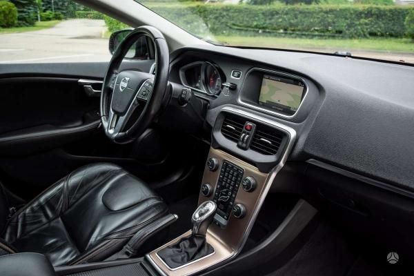 Sarkans Volvo V40 2013 Elektrėnai, ar dzinēja tilpumu 1.98 L un nobraukumu 187 tūkst. km par 7850 €, foto 10 vietnē AUTOMOTO.COM.LV