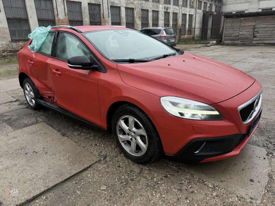 Sarkans Volvo V40 2016 Tauragė, ar dzinēja tilpumu 1.97 L un nobraukumu 118 tūkst. km par 5800 €, foto 3 vietnē AUTOMOTO.COM.LV