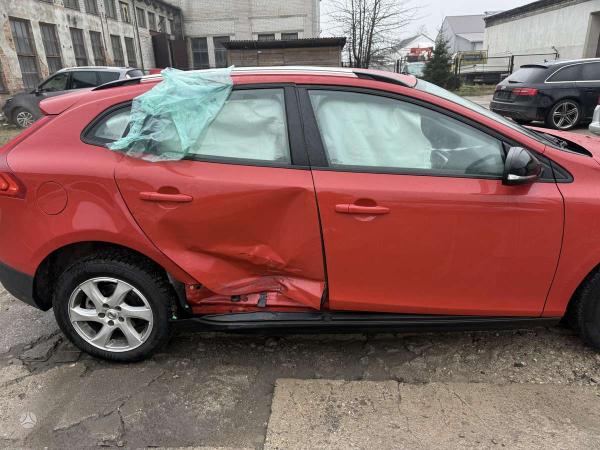 Red Volvo V40 2016 in Taurage, with an engine capacity of 1.97 L and mileage of 118 thousand km for 5800 €, photo 4 on AUTOMOTO.COM.LV