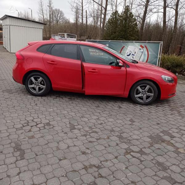 Red Volvo V40 2012 in Klaipeda, with an engine capacity of 1.56 L and mileage of 199 thousand km for 4999 €, photo 1 on AUTOMOTO.COM.LV