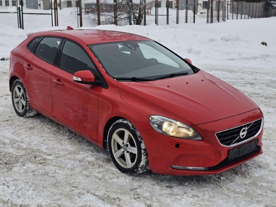 Red Volvo V40 2012 in Rokiskis, with an engine capacity of 1.56 L and mileage of 199 thousand km for 3850 €, photo 1 on AUTOMOTO.COM.LV
