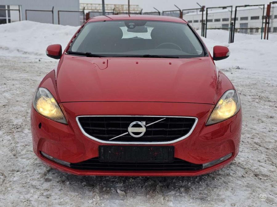 Red Volvo V40 2012 in Rokiskis, with an engine capacity of 1.56 L and mileage of 199 thousand km for 3850 €, photo 2 on AUTOMOTO.COM.LV