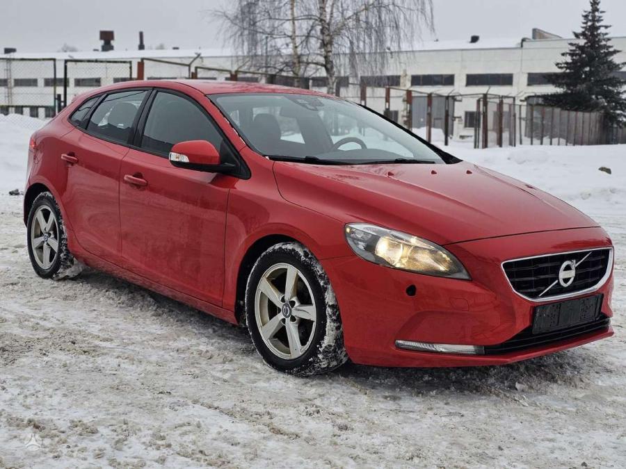 Red Volvo V40 2012 in Rokiskis, with an engine capacity of 1.56 L and mileage of 199 thousand km for 3850 €, photo 4 on AUTOMOTO.COM.LV