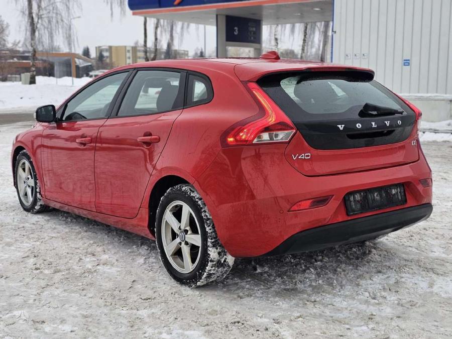 Red Volvo V40 2012 in Rokiskis, with an engine capacity of 1.56 L and mileage of 199 thousand km for 3850 €, photo 10 on AUTOMOTO.COM.LV