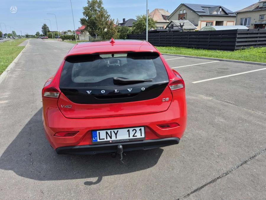 Red Volvo V40 2012 in Siauliai, with an engine capacity of 1.56 L and mileage of 297 thousand km for 4499 €, photo 3 on AUTOMOTO.COM.LV