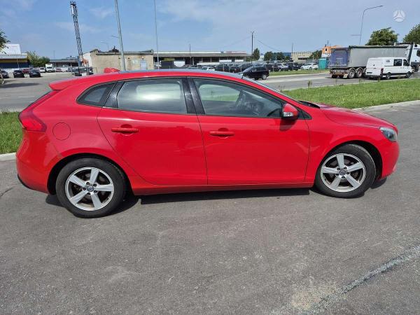 Red Volvo V40 2012 in Siauliai, with an engine capacity of 1.56 L and mileage of 297 thousand km for 4499 €, photo 3 on AUTOMOTO.COM.LV