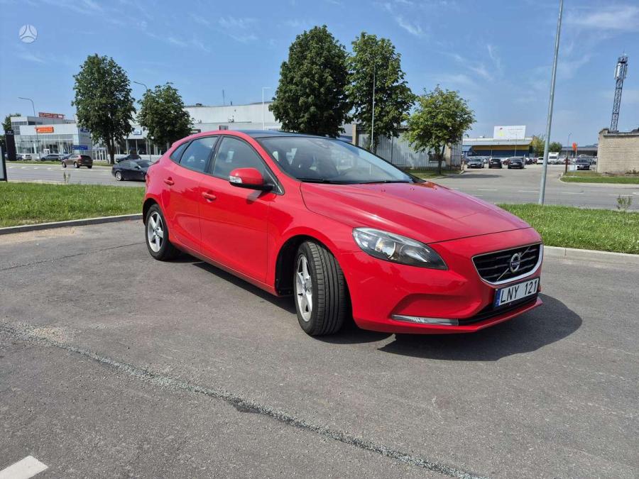 Red Volvo V40 2012 in Siauliai, with an engine capacity of 1.56 L and mileage of 297 thousand km for 4499 €, photo 5 on AUTOMOTO.COM.LV