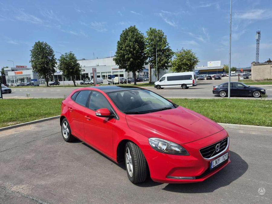 Red Volvo V40 2012 in Siauliai, with an engine capacity of 1.56 L and mileage of 297 thousand km for 4499 €, photo 6 on AUTOMOTO.COM.LV