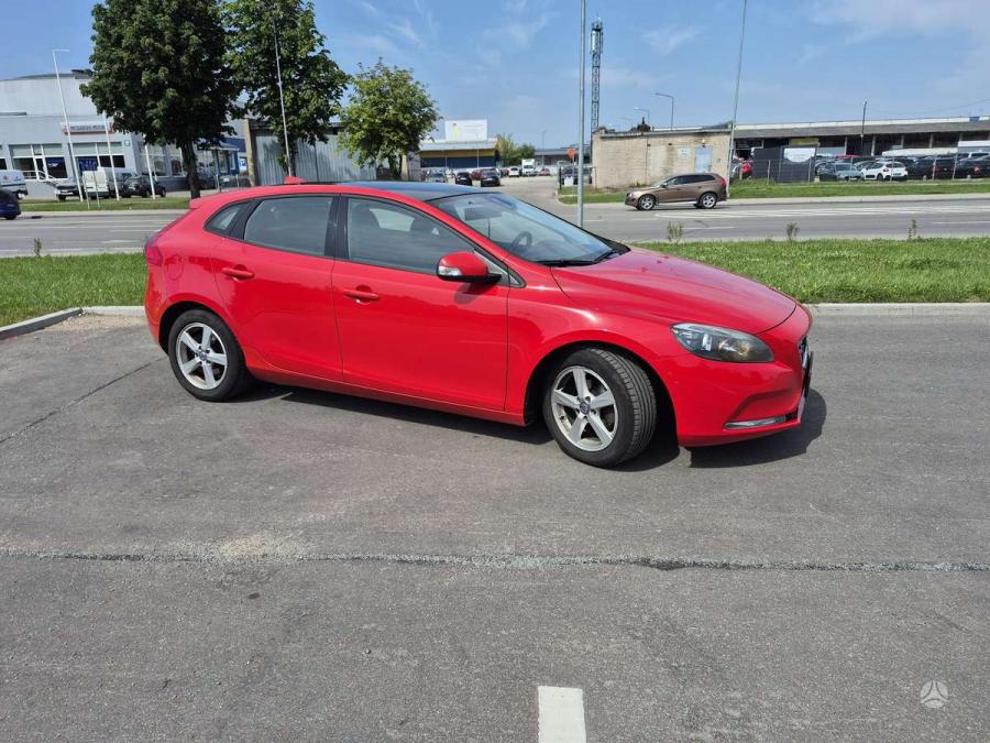 Red Volvo V40 2012 in Siauliai, with an engine capacity of 1.56 L and mileage of 297 thousand km for 4499 €, photo 7 on AUTOMOTO.COM.LV