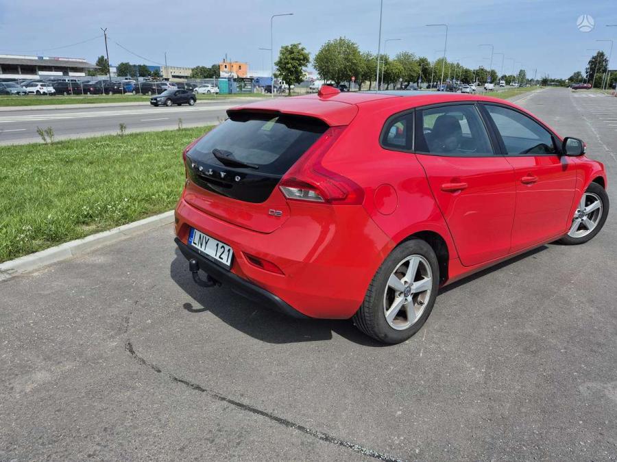 Red Volvo V40 2012 in Siauliai, with an engine capacity of 1.56 L and mileage of 297 thousand km for 4499 €, photo 8 on AUTOMOTO.COM.LV