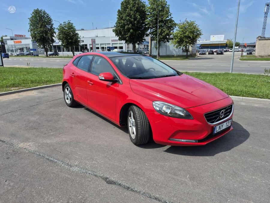 Red Volvo V40 2012 in Siauliai, with an engine capacity of 1.56 L and mileage of 297 thousand km for 4499 €, photo 9 on AUTOMOTO.COM.LV