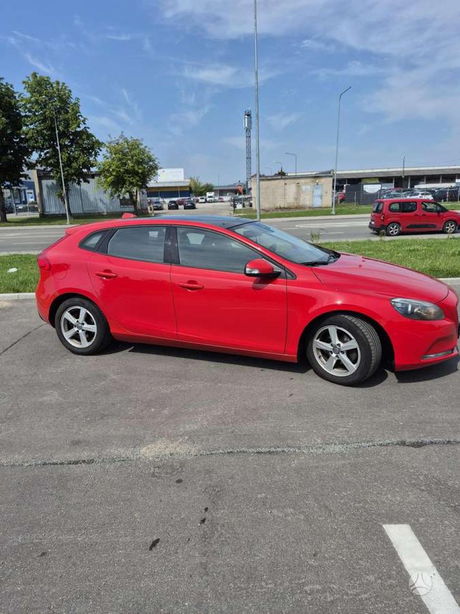 Red Volvo V40 2012 in Siauliai, with an engine capacity of 1.56 L and mileage of 297 thousand km for 4499 €, photo 11 on AUTOMOTO.COM.LV