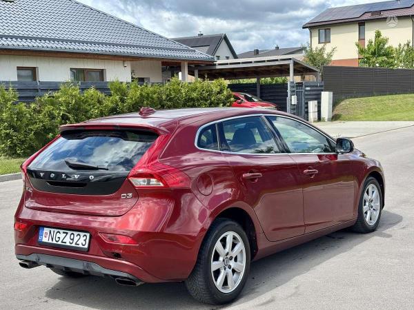 Red Volvo V40 2012 in Vilnius, with an engine capacity of 1.98 L and mileage of 266 thousand km for 5300 €, photo 3 on AUTOMOTO.COM.LV