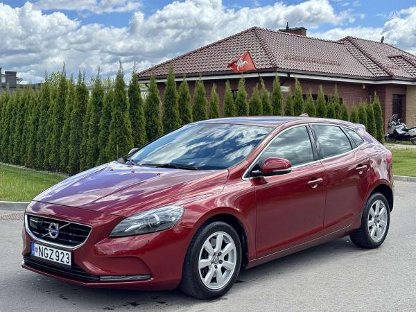Red Volvo V40 2012 in Vilnius, with an engine capacity of 1.98 L and mileage of 266 thousand km for 5300 €, photo 7 on AUTOMOTO.COM.LV
