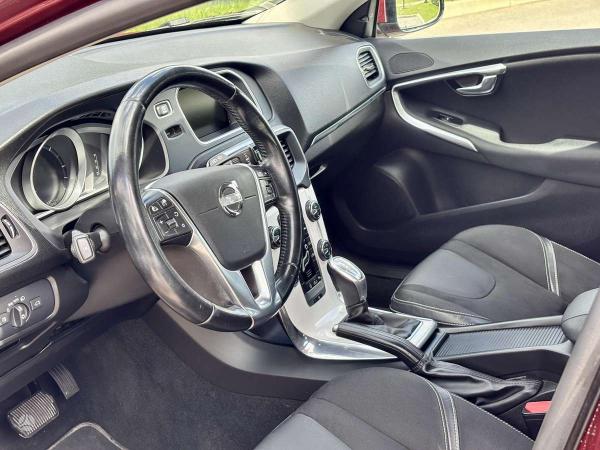 Red Volvo V40 2012 in Vilnius, with an engine capacity of 1.98 L and mileage of 266 thousand km for 5300 €, photo 10 on AUTOMOTO.COM.LV