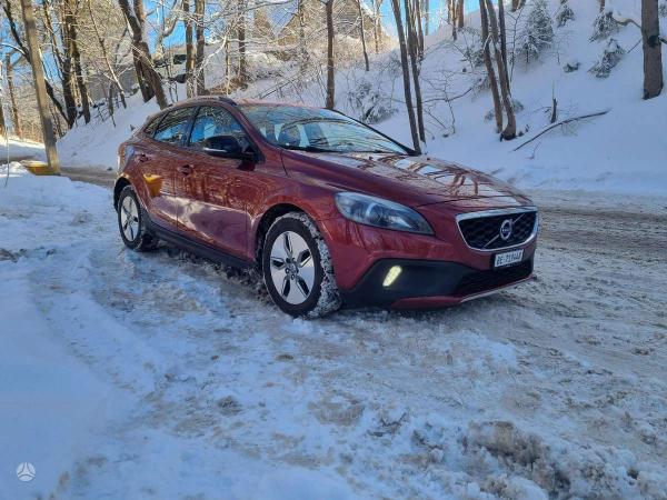 Red Volvo V40 2013 in Vilnius, with an engine capacity of 1.60 L and mileage of 232 thousand km for 8650 €, photo 3 on AUTOMOTO.COM.LV
