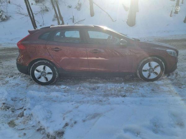 Red Volvo V40 2013 in Vilnius, with an engine capacity of 1.60 L and mileage of 232 thousand km for 8650 €, photo 4 on AUTOMOTO.COM.LV