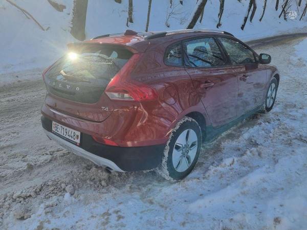 Red Volvo V40 2013 in Vilnius, with an engine capacity of 1.60 L and mileage of 232 thousand km for 8650 €, photo 5 on AUTOMOTO.COM.LV