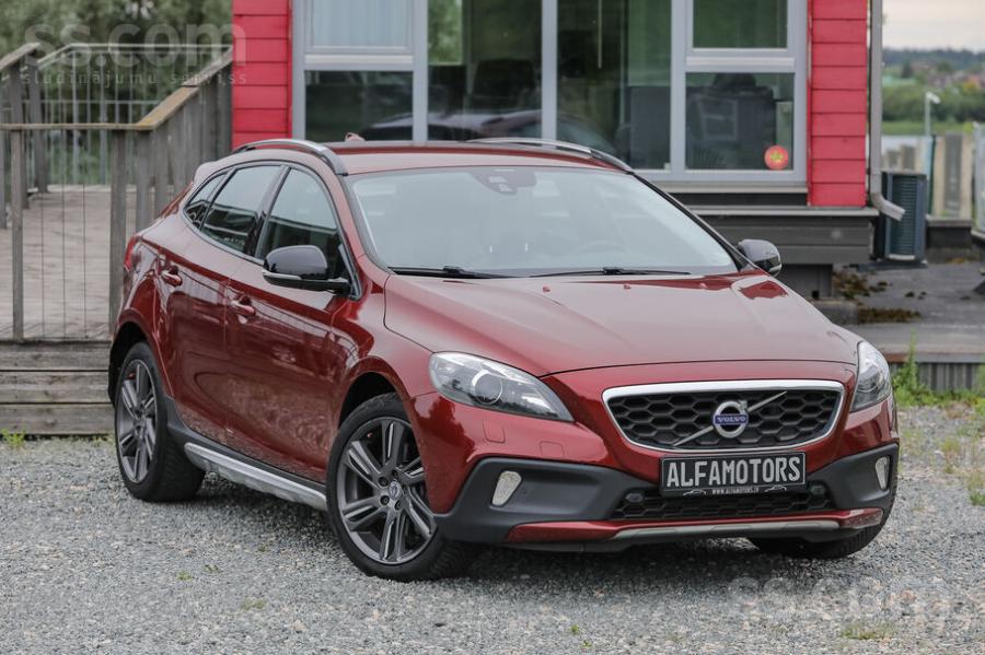 Red Volvo V40 2013 in Riga, with an engine capacity of 2.00 L and mileage of 197 thousand km for 9990 €, photo 3 on AUTOMOTO.COM.LV