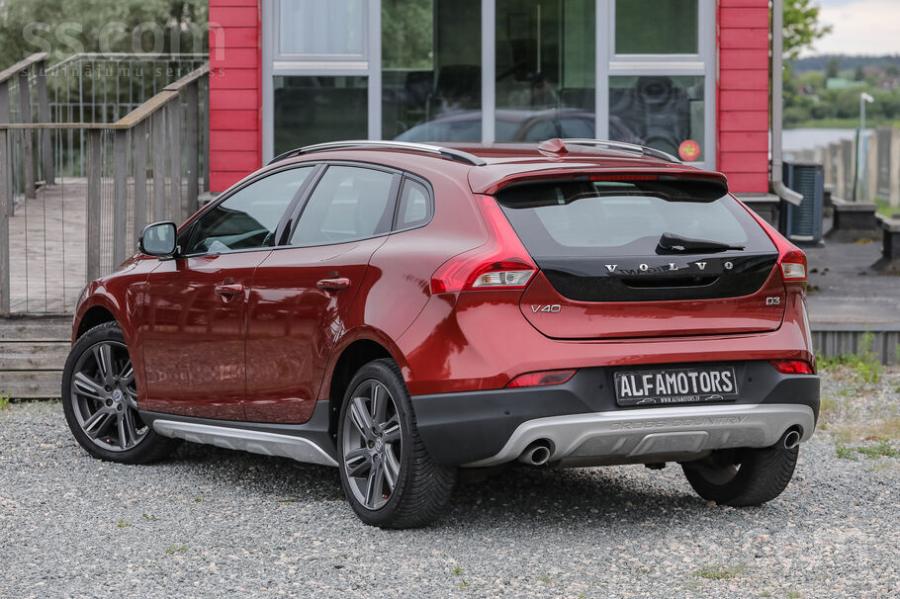 Red Volvo V40 2013 in Riga, with an engine capacity of 2.00 L and mileage of 197 thousand km for 9990 €, photo 4 on AUTOMOTO.COM.LV