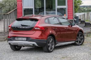 Red Volvo V40 2013 in Riga, with an engine capacity of 2.00 L and mileage of 197 thousand km for 9990 €, photo 5 on AUTOMOTO.COM.LV