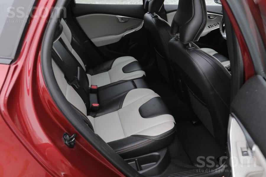 Red Volvo V40 2013 in Riga, with an engine capacity of 2.00 L and mileage of 197 thousand km for 9990 €, photo 11 on AUTOMOTO.COM.LV