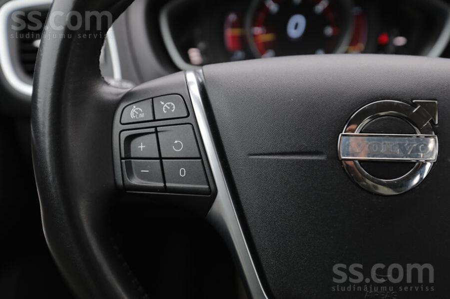 Red Volvo V40 2013 in Riga, with an engine capacity of 2.00 L and mileage of 197 thousand km for 9990 €, photo 13 on AUTOMOTO.COM.LV
