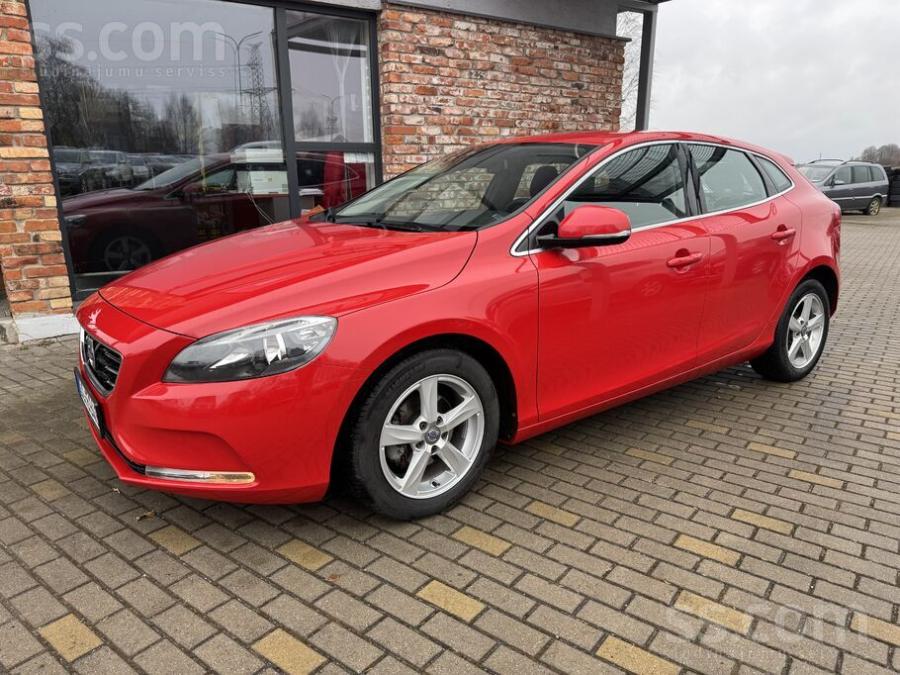 Sarkans Volvo V40 2013 Talsi, ar dzinēja tilpumu 1.60 L un nobraukumu 188 tūkst. km par 6495 €, foto 1 vietnē AUTOMOTO.COM.LV