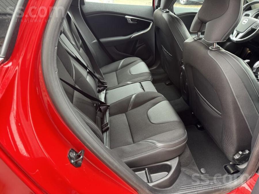 Sarkans Volvo V40 2013 Talsi, ar dzinēja tilpumu 1.60 L un nobraukumu 188 tūkst. km par 6495 €, foto 16 vietnē AUTOMOTO.COM.LV