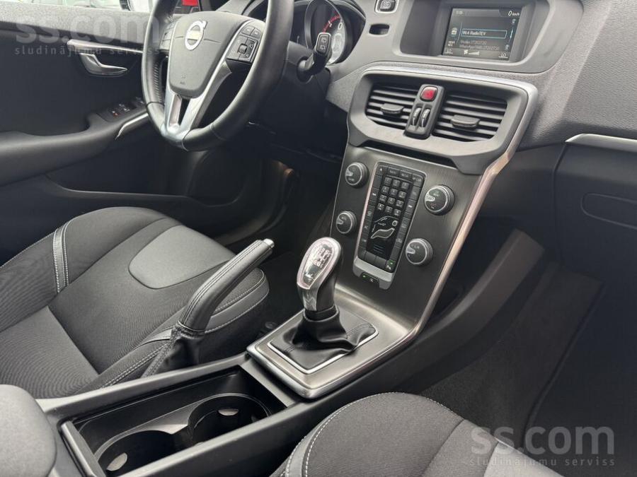 Sarkans Volvo V40 2013 Talsi, ar dzinēja tilpumu 1.60 L un nobraukumu 188 tūkst. km par 6495 €, foto 18 vietnē AUTOMOTO.COM.LV