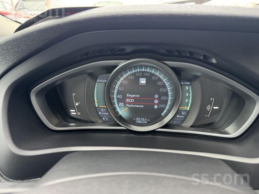 Sarkans Volvo V40 2013 Talsi, ar dzinēja tilpumu 1.60 L un nobraukumu 188 tūkst. km par 6495 €, foto 21 vietnē AUTOMOTO.COM.LV
