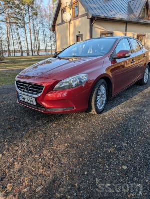 Sarkans Volvo V40 2013 Rīga, ar dzinēja tilpumu 1.60 L un nobraukumu 258 tūkst. km par 4750 €, foto  vietnē AUTOMOTO.COM.LV