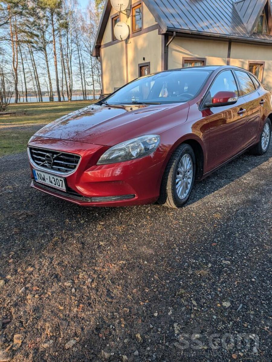 Red Volvo V40 2013 in Riga, with an engine capacity of 1.60 L and mileage of 258 thousand km for 4750 €, photo 1 on AUTOMOTO.COM.LV