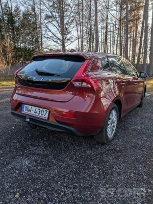 Red Volvo V40 2013 in Riga, with an engine capacity of 1.60 L and mileage of 258 thousand km for 4750 €, photo 3 on AUTOMOTO.COM.LV