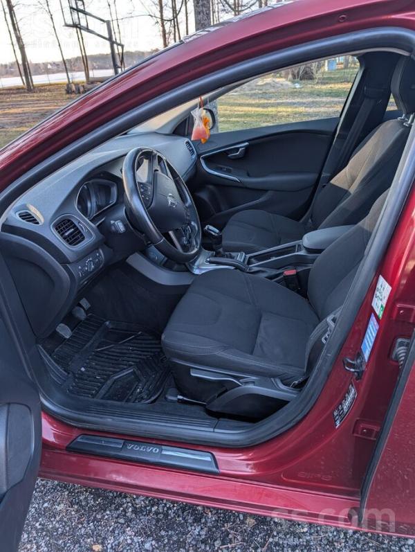 Sarkans Volvo V40 2013 Rīga, ar dzinēja tilpumu 1.60 L un nobraukumu 258 tūkst. km par 4750 €, foto 3 vietnē AUTOMOTO.COM.LV