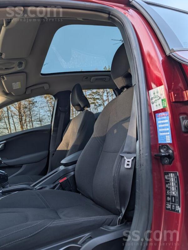 Sarkans Volvo V40 2013 Rīga, ar dzinēja tilpumu 1.60 L un nobraukumu 258 tūkst. km par 4750 €, foto 4 vietnē AUTOMOTO.COM.LV