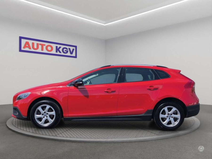 Red Volvo V40 2013 in Klaipeda, with an engine capacity of 1.60 L and mileage of 329 thousand km for 5199 €, photo 3 on AUTOMOTO.COM.LV