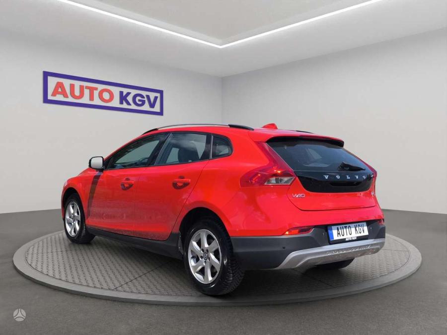 Red Volvo V40 2013 in Klaipeda, with an engine capacity of 1.60 L and mileage of 329 thousand km for 5199 €, photo 4 on AUTOMOTO.COM.LV